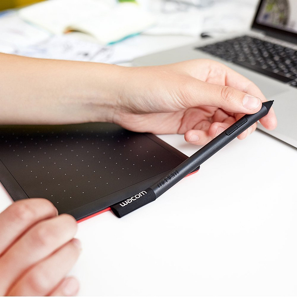 جرافيك تابلت One by Wacom (صغير) بمساحة 6x3.7 بوصة | ديچيتيزرز
